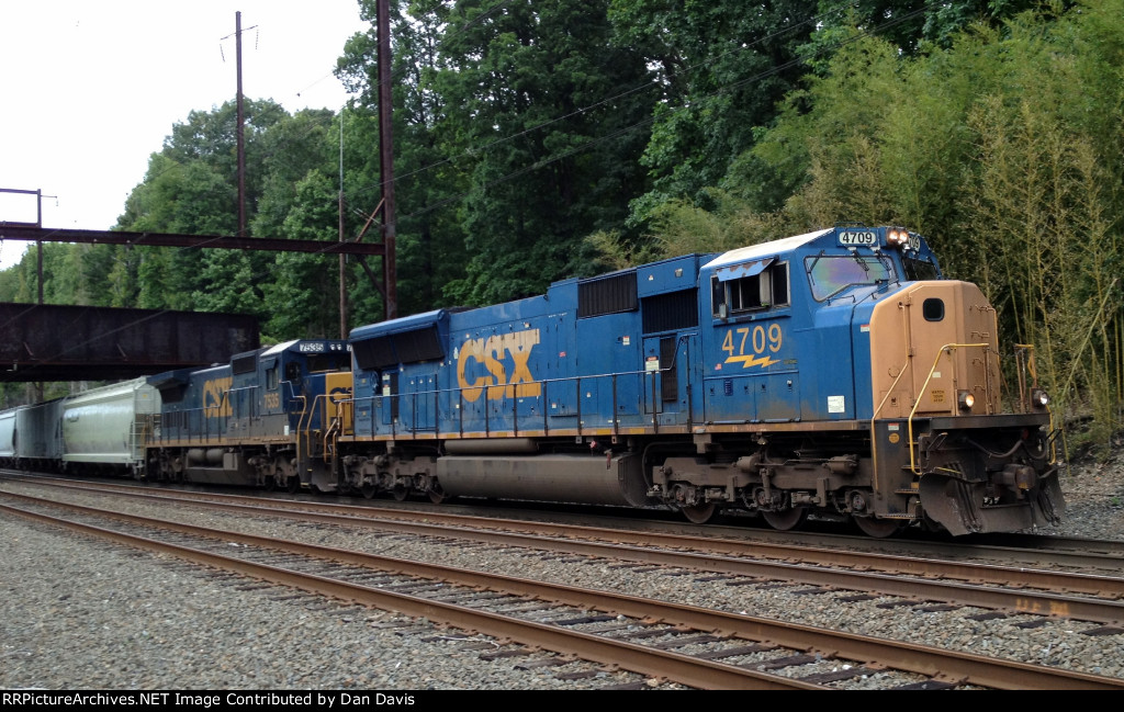 CSX SD70AC 4709 leads Q439-05